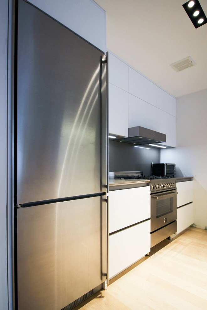 Park Slope, Brooklyn, New York Handleless modern kitchen in white ...