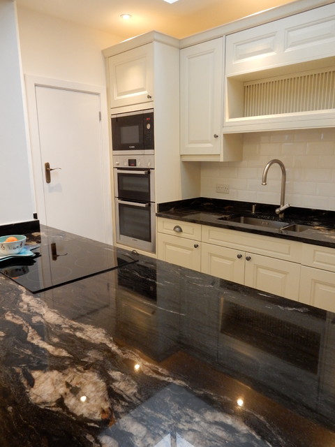 Peninsula and column oven in traditional painted kitchen - Traditional ...