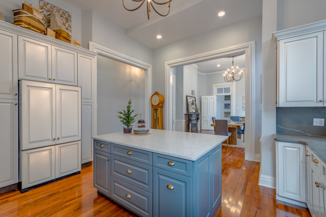 Pieatra Gray Quartz Kitchen Countertops with Carrara Mist Quartz Island ...