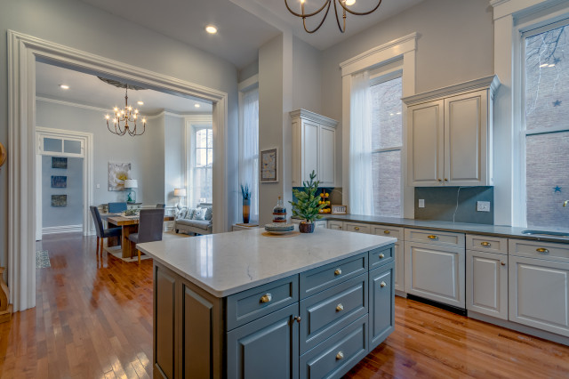 Pieatra Gray Quartz Kitchen Countertops with Carrara Mist Quartz Island ...