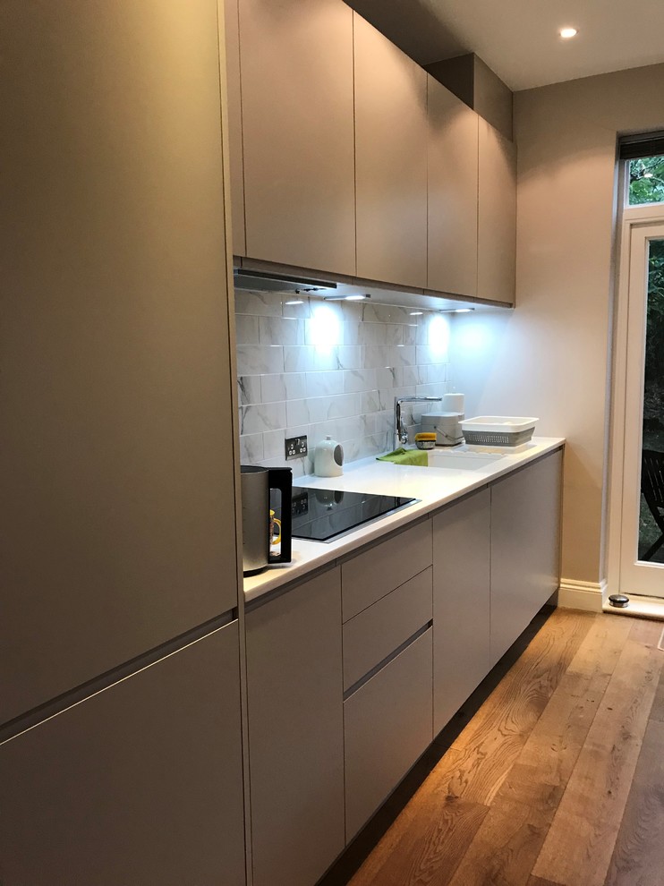 Porcelanosa Bison & Blanco Snow Laminate Finish / Integrated Handle ...