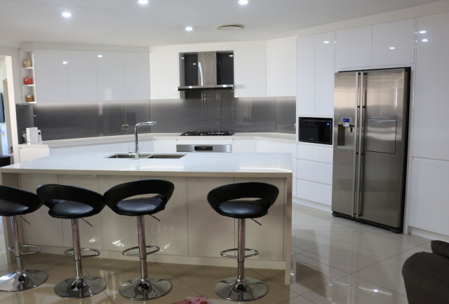 full white kitchens with double door fridge - Moderne - Cuisine ...