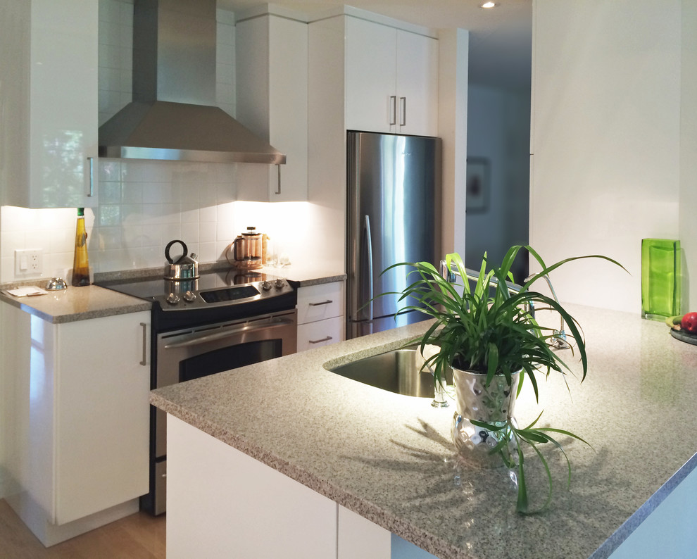 Refacing | Cuisine contemporaine à St-Hubert - Contemporary - Kitchen ...