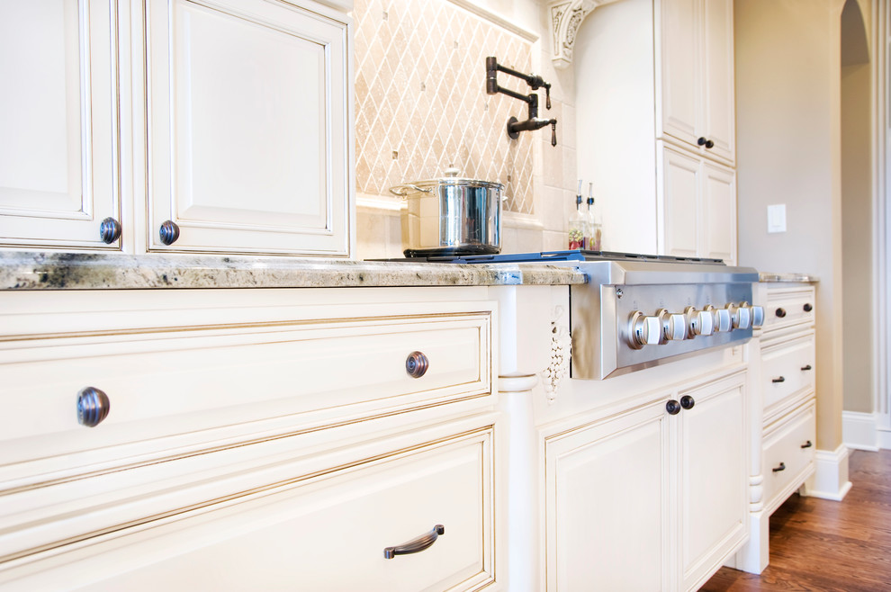 Romantic White Kitchen - Paintgrade - Classique - Cuisine - Wichita ...