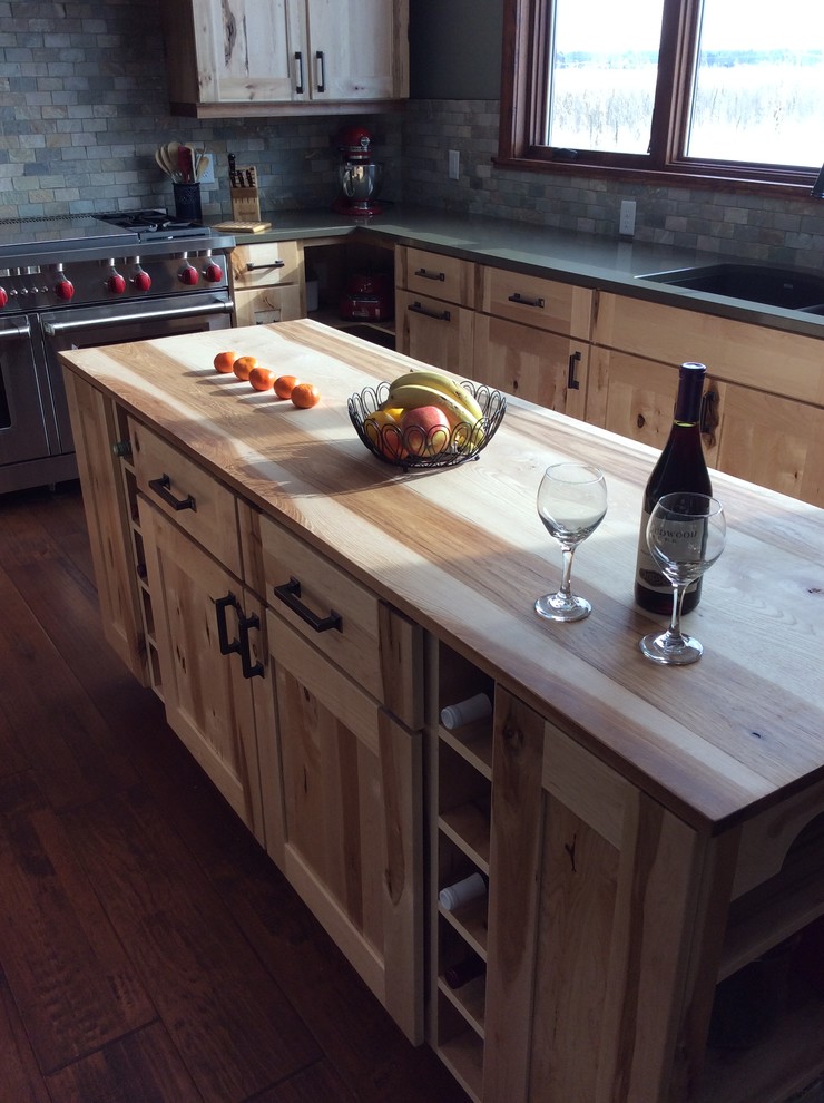 Rustic American Kitchen in rustic natural maple. - Rustikal - Küche ...