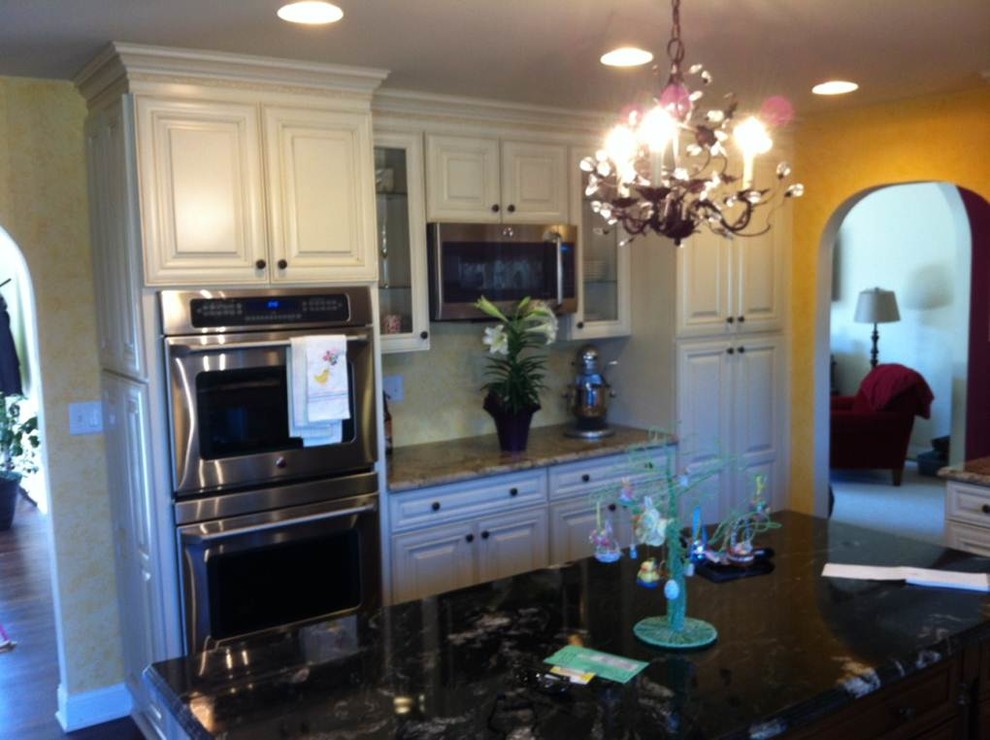 Savannah Butterscotch Kitchen - Traditional - Kitchen - Chicago - by ...