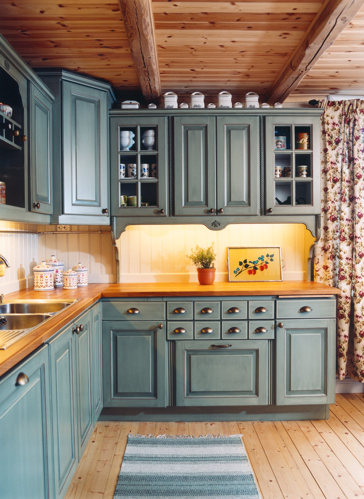 Sekelskifteskök i romantisk sekelstil - Victorian - Kitchen - Stockholm ...