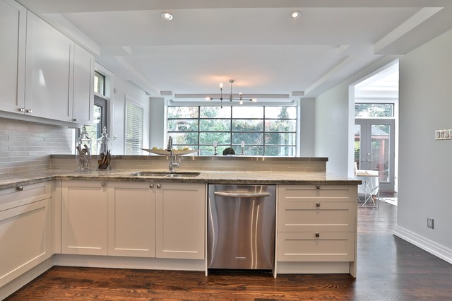 Shaker style kitchen and granite countertop in Toronto - Moderne ...