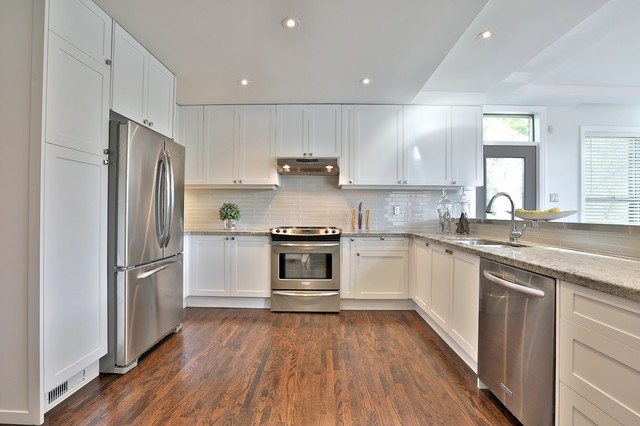 Shaker style kitchen and granite countertop in Toronto - Moderno ...