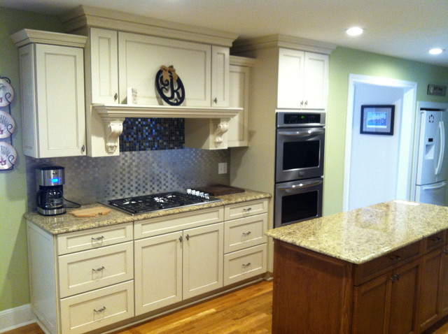 Shaker Style Kitchen Cabinets with Wooden Island and Granite ...