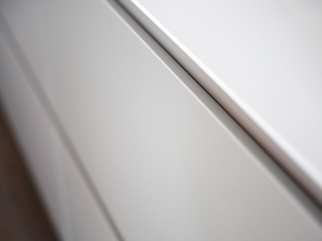 Shark nose worktop edge and handle-less kitchen cabinets - Contemporary ...