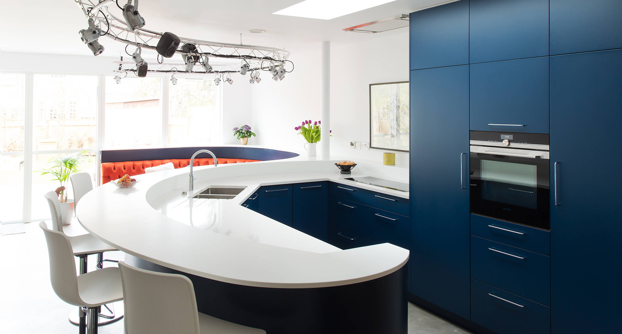 Stickybeak of the Week: Sweeping Curves in a Bold, Bright Kitchen ...