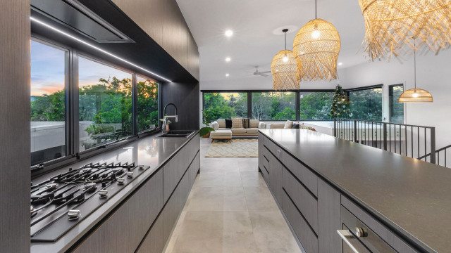 Awning window use as a kitchen splashback - Moderne - Cuisine ...