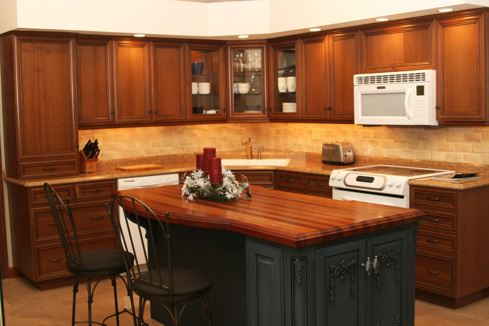Showroom - Traditional - Kitchen - Indianapolis - by Richard's Kitchens ...