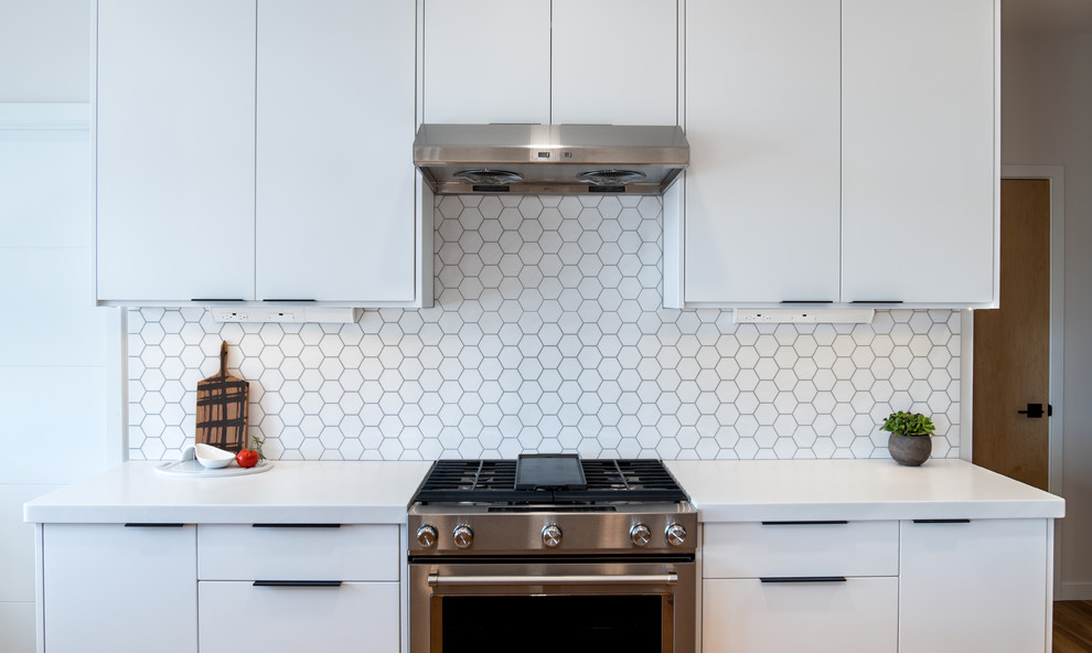 Sleek & Stunning Modern Kitchen with Geometric Backsplash - Modern ...