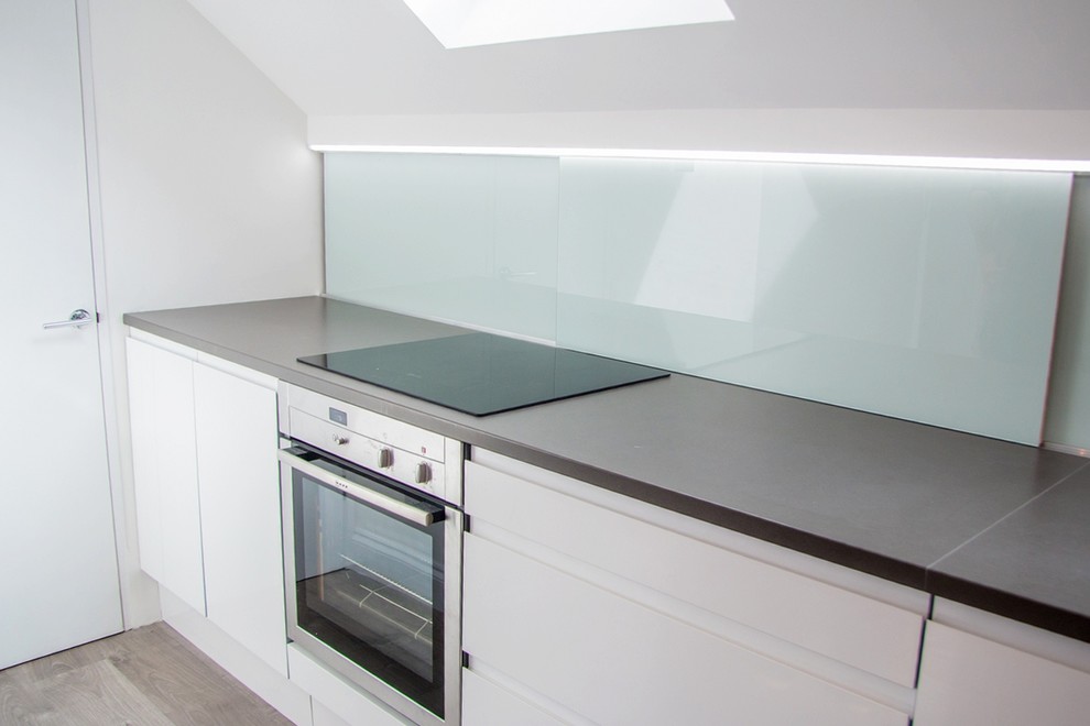 "SLIDING GLASS" Kitchen splashback by CreoGlass Design - Kitchen ...