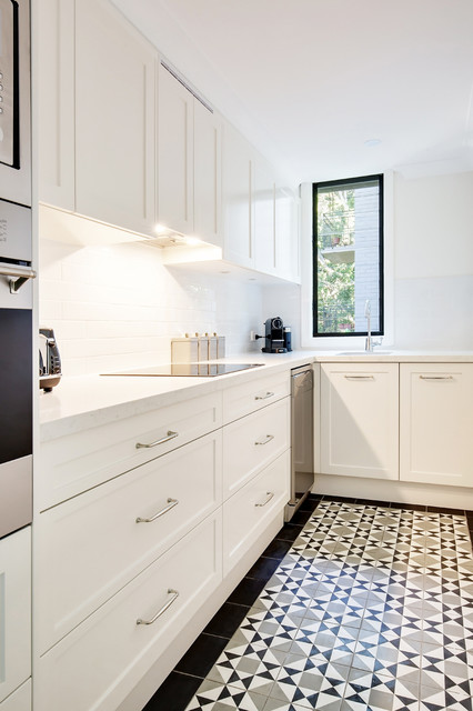 Small Kitchen with Smartstone 'Amara' Benchtops - Classique - Cuisine ...