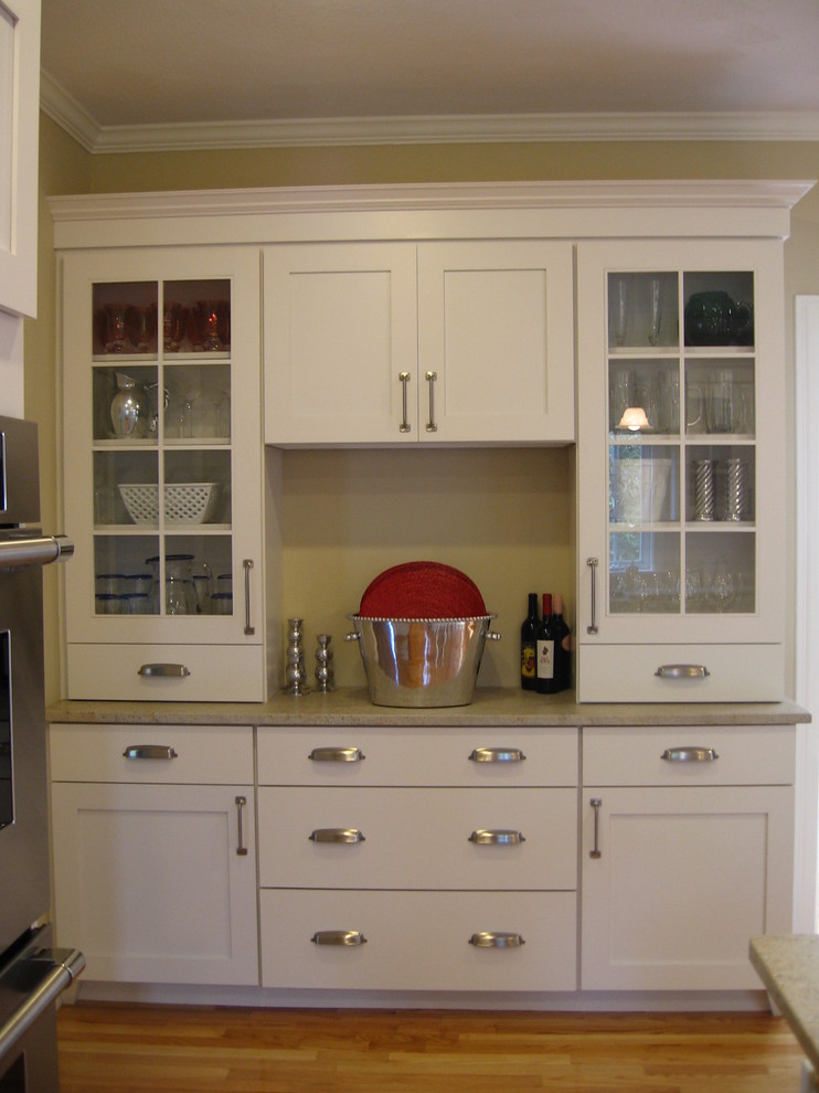 Small White Kitchen - Kitchen - Boston - by Cape Ann Kitchens | Houzz IE