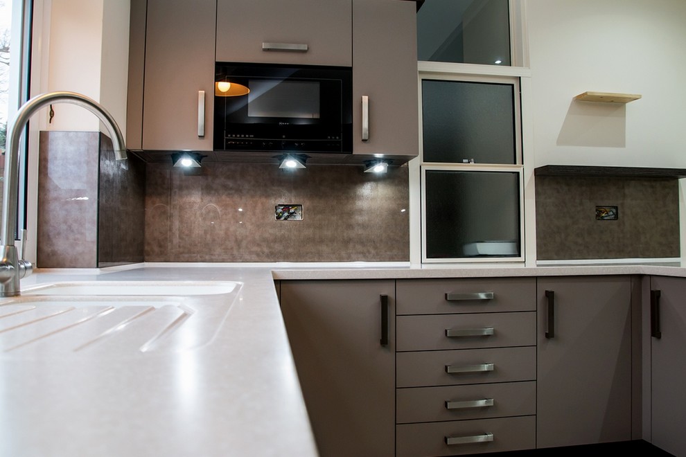 "SNAKE SKIN" texture - bespoke glass kitchen splashback - Contemporary ...