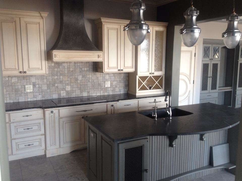 Soapstone & Verde Peacock Granite - Clásico renovado - Cocina - Wichita ...
