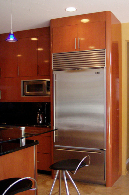Soft curved corners enclose stainless Sub Zero refrigerator ...