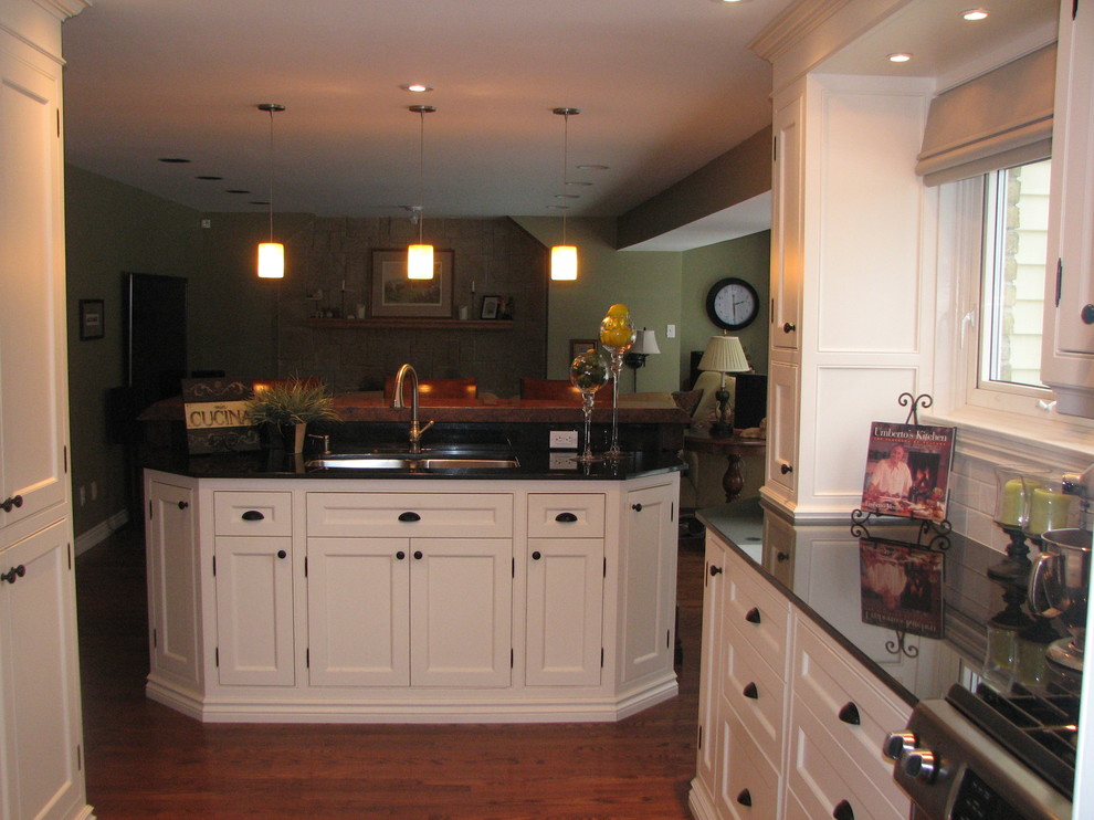 Southeast Oakville Kitchen and Family Room - Traditional - Kitchen ...