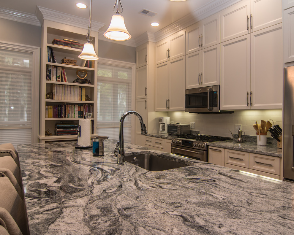 Southern Style Oak Spring House Design - Farmhouse - Kitchen - Atlanta ...