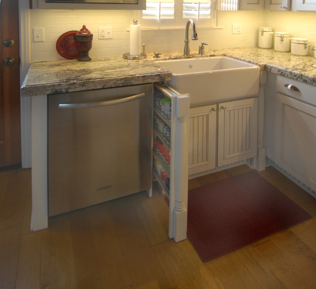 Spice Pullout at Farm Sink Cabinet - Traditional - Kitchen - Los ...