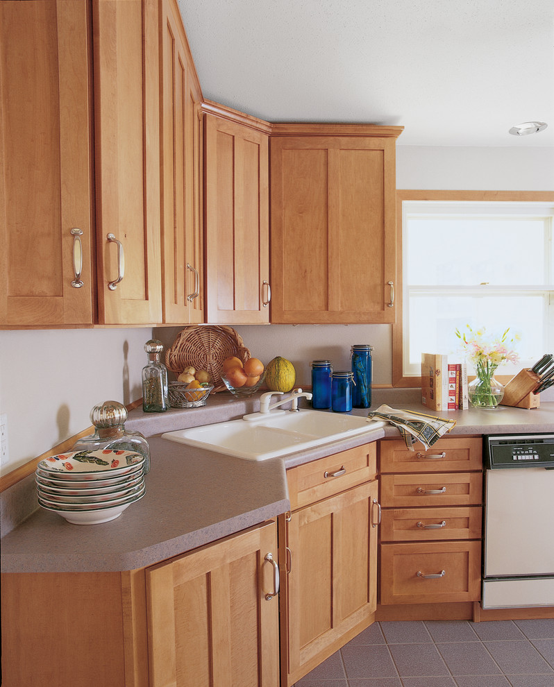 StarMark Cabinetry Kitchen in Maple finished in Honey - Traditional ...