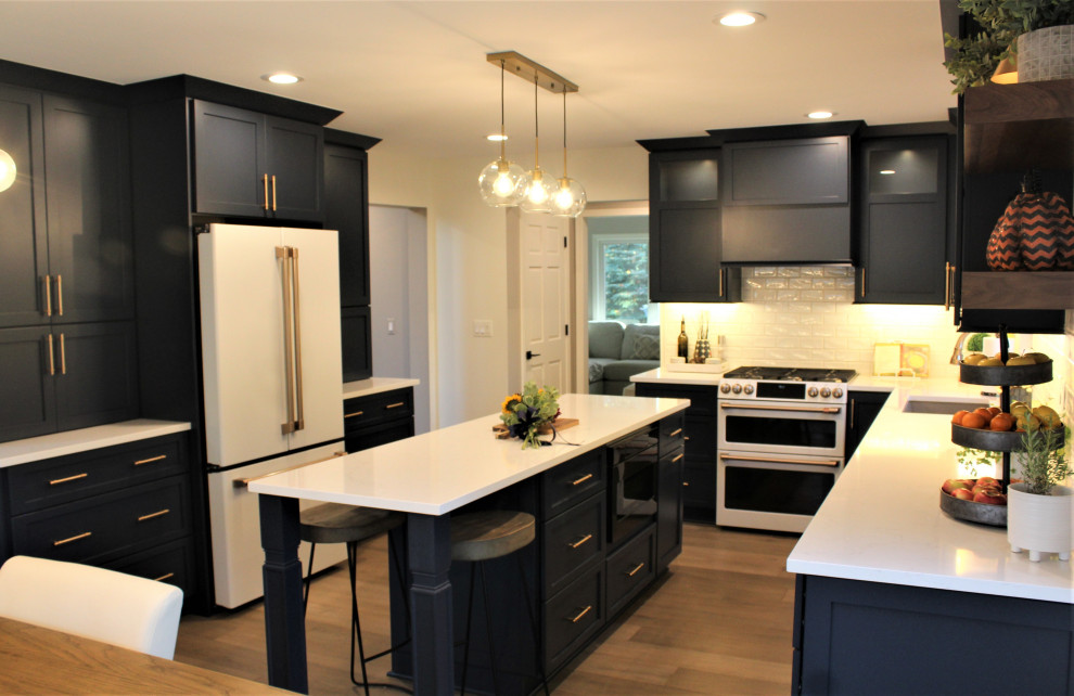 Starmark Kitchen in Bridgeport Blueberry w/ Walnut Oregano Floating ...