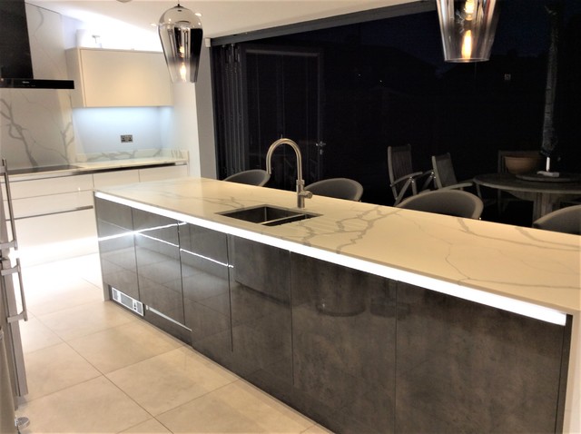 Statuario Quartz, Book matched slabs, Waterfalls - Contemporary ...