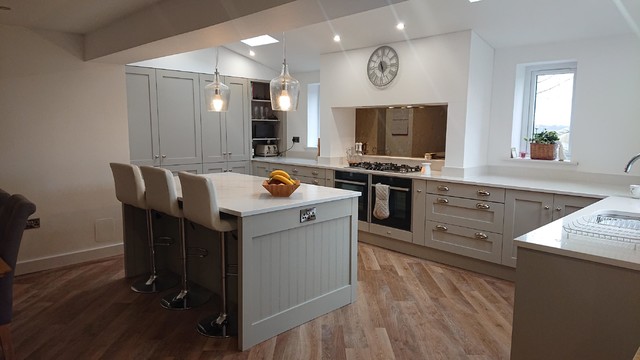 Stone Shaker Kitchen with Calcatta Quartz Worktops - Contemporary ...