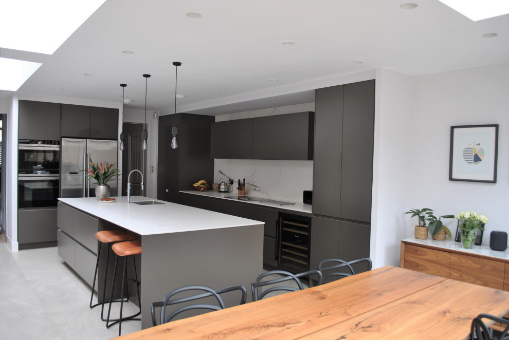 Stylish modern handleless kitchen in dark grey - Modern - Kitchen ...
