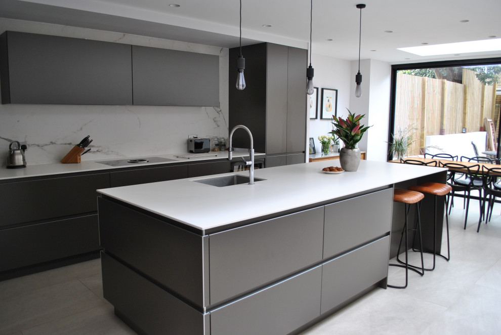 Stylish modern handleless kitchen in dark grey - Modern - Kitchen - London - by Eclectic ...