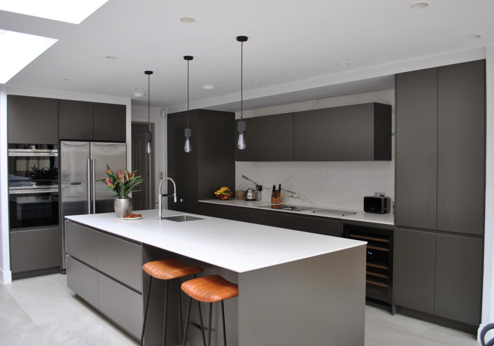 Stylish modern handleless kitchen in dark grey - Modern - Kitchen ...