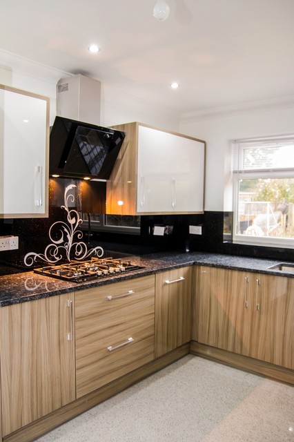 "SWIRLS ON RAINBOW GLITTER" Stenciled black kitchen splashback - Modern - Kitchen ...