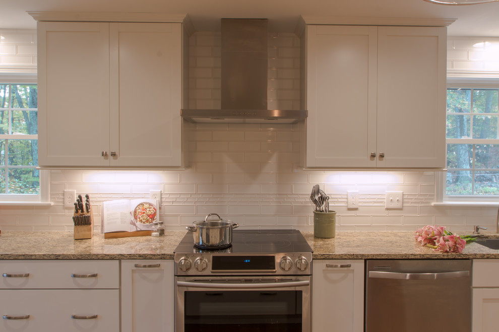 Symmetry around the range with matching wall cabinets and excellent ...