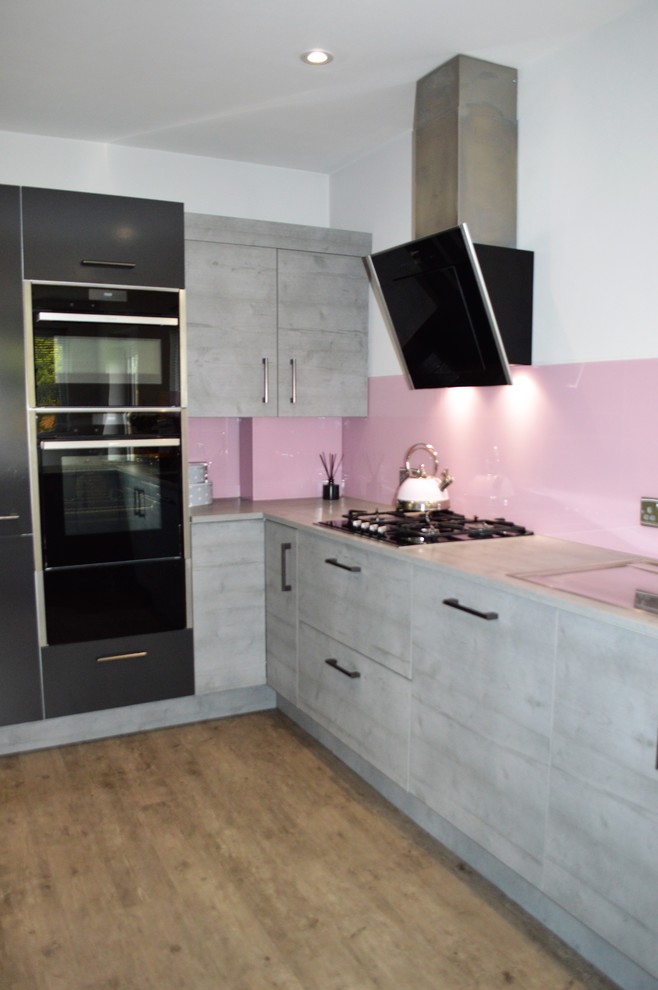 Textured concrete effect kitchen with baby pink accents - Contemporáneo ...