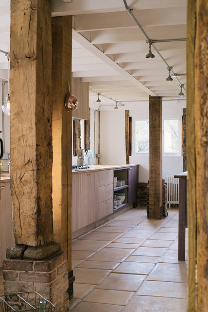 The Hampshire Barn Sebastian Cox Kitchen by deVOL - Montagne - Cuisine ...