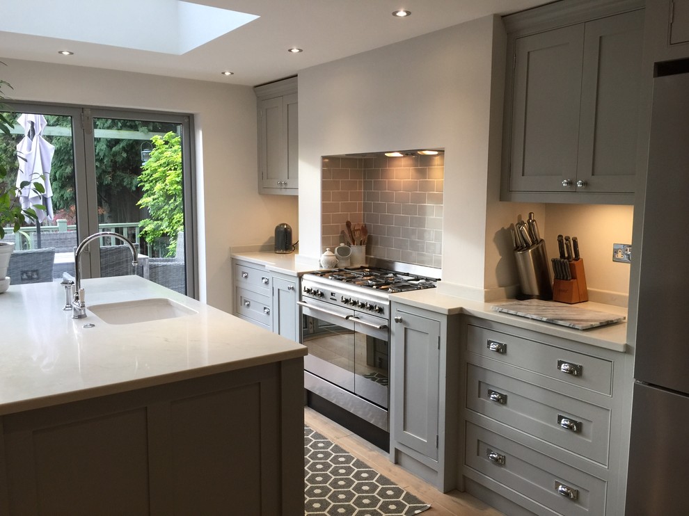 Timeless grey kitchen with open plan island - Clásico - Cocina - Surrey - de Handmade Kitchens ...