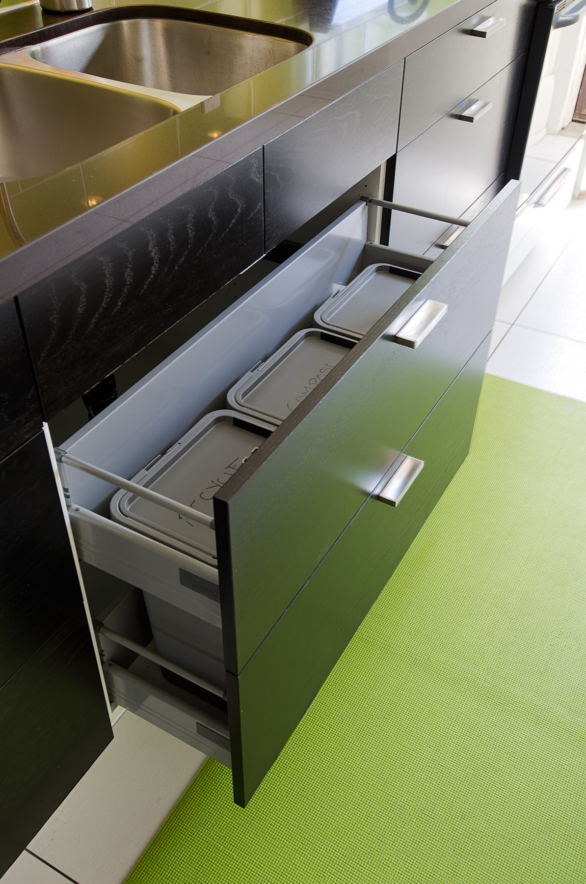 10 Clever Tricks to Hide Rubbish in the Kitchen | Houzz NZ