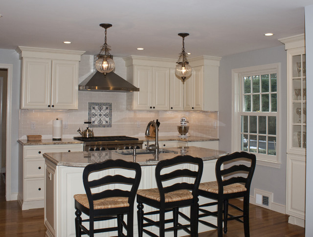 Tradional Kitchen in Buttercream - Classique - Cuisine - Boston - par ...