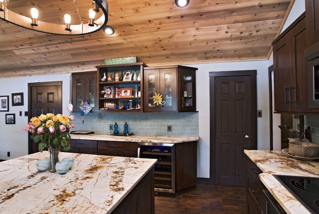 Traditional Alder Kitchen with Custom Shelves and Island - Clásico ...