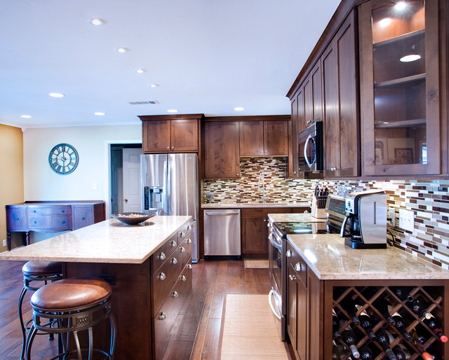 Traditional Dark Rustic Alder Kitchen - Classique - Cuisine - Austin ...