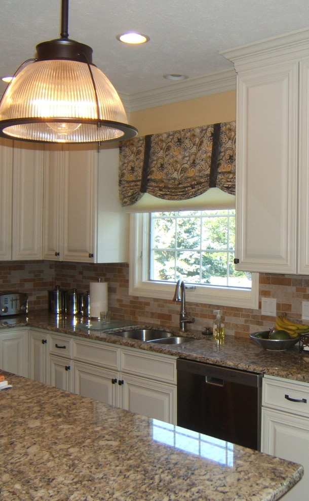 Traditional Family Kitchen - Traditional - Kitchen - Cleveland - by lzl ...