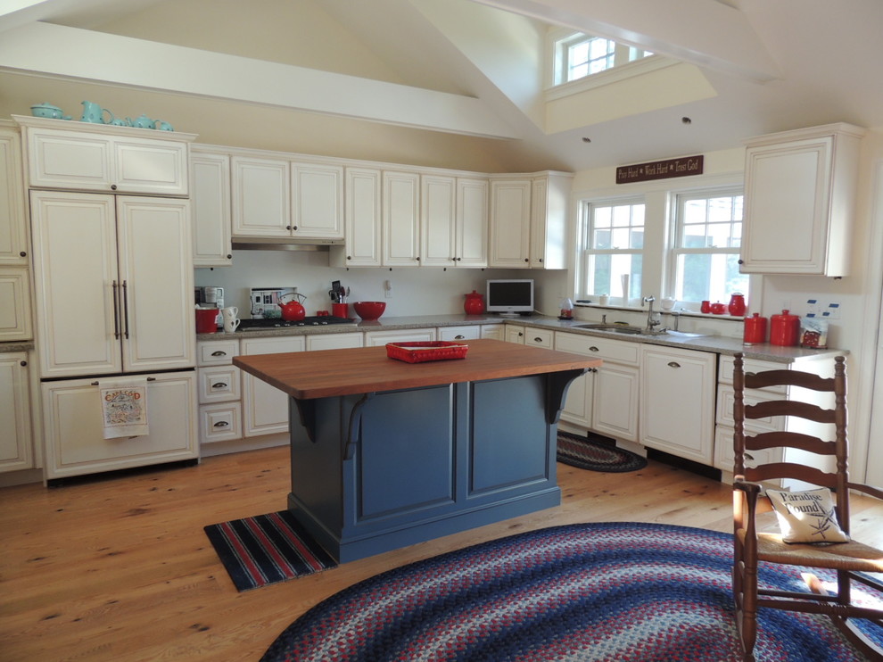 Traditional Kitchen inside a Lakefront Family Home - Traditional ...