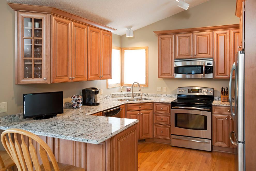 Traditional maple kitchen - Traditional - Kitchen - Minneapolis - by ...