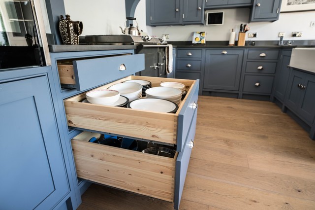 Traditional Shaker Kitchen in Royston - Classique - Cuisine ...