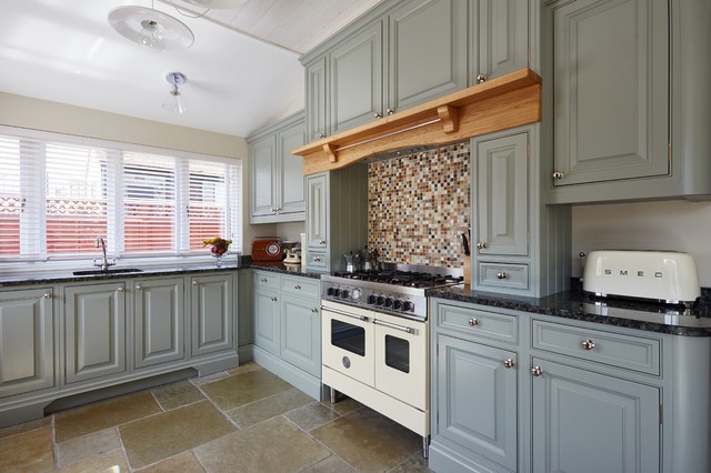 Traditional Shaker Kitchen with Raised and Fielded panels - Traditional ...
