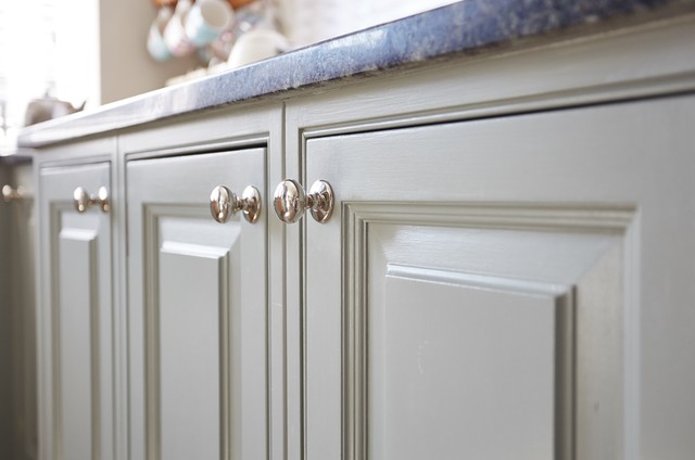 Traditional Shaker Kitchen with Raised and Fielded panels - Traditional ...